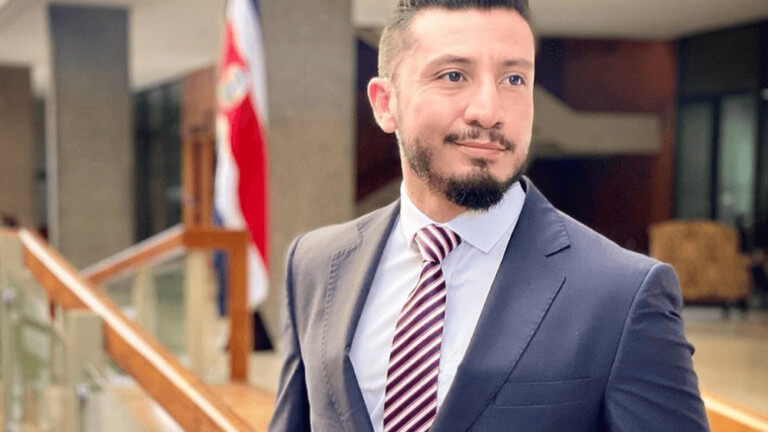 Costa Rican Men- Meeting, Dating, and More (LOTS of Pics)