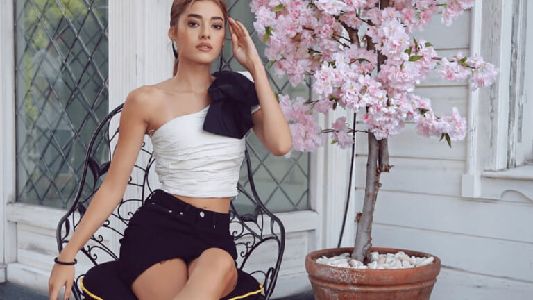 Turkish Women – Meeting, Dating, and More (LOTS of Pics)